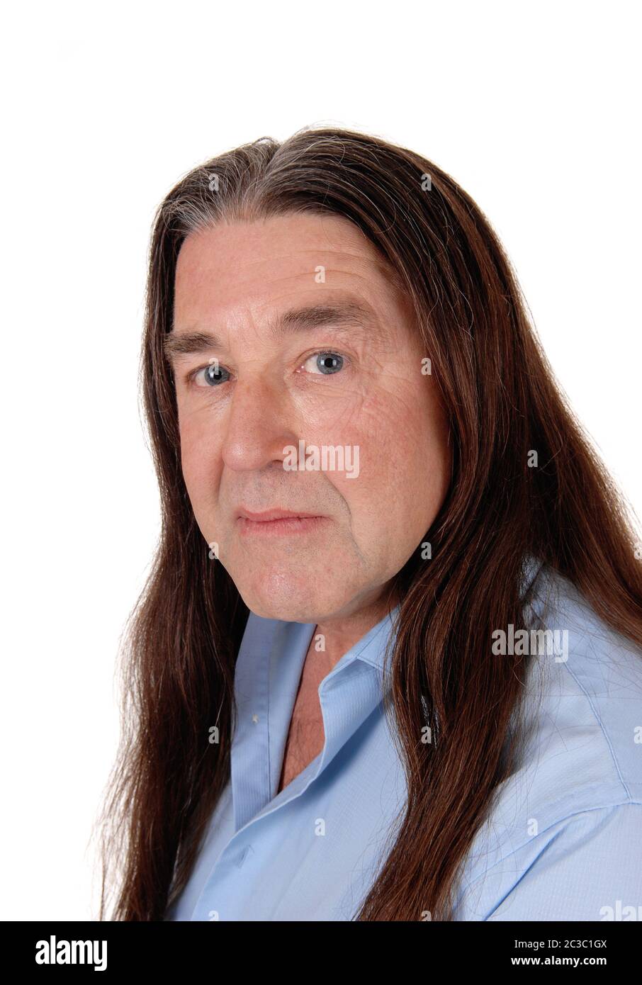 Un bel homme autochtone à la tête portrait grave dans un shoot avec sa ...