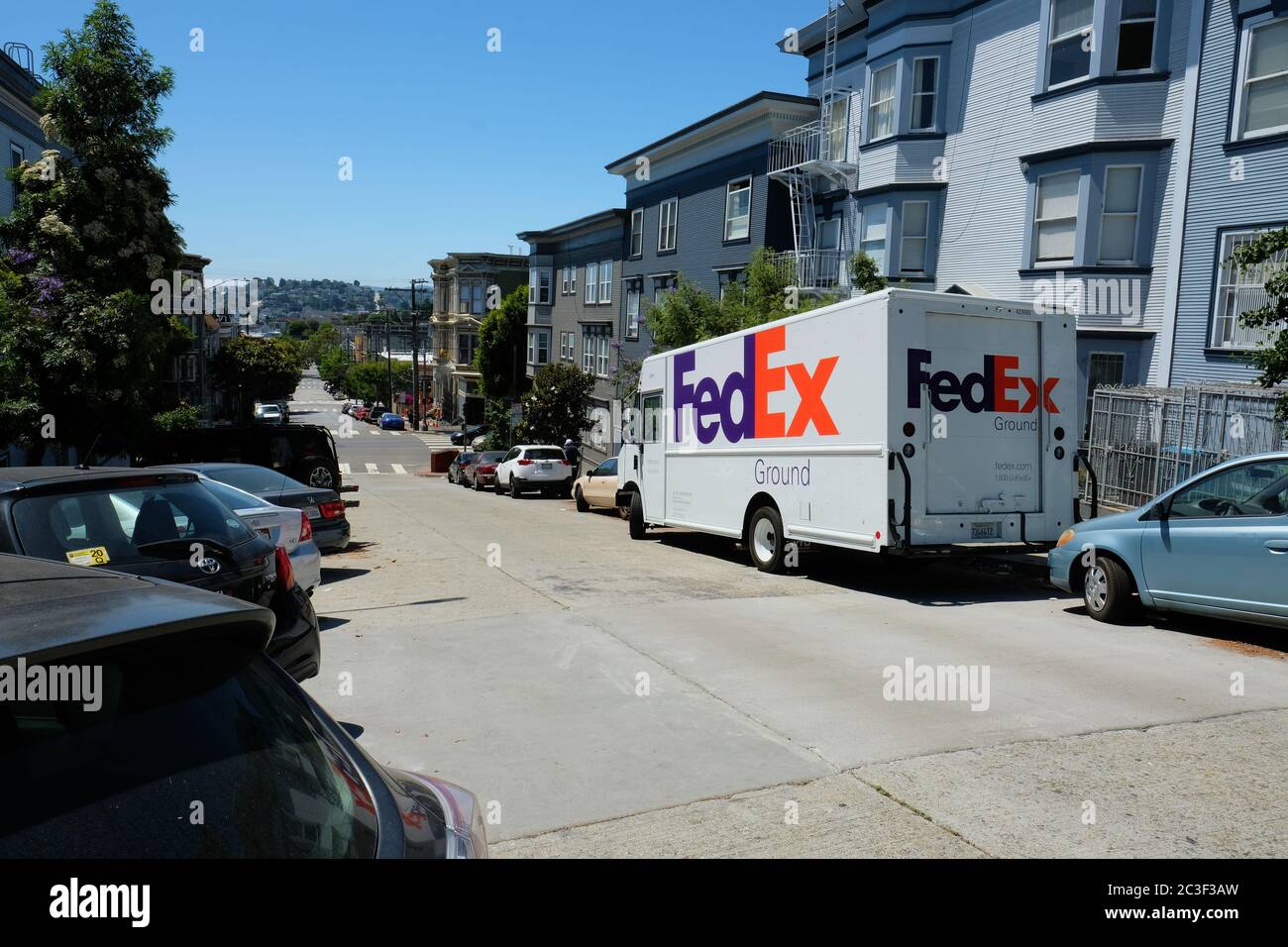 Fourgonnette de livraison Federal Express garée dans une rue par un ...
