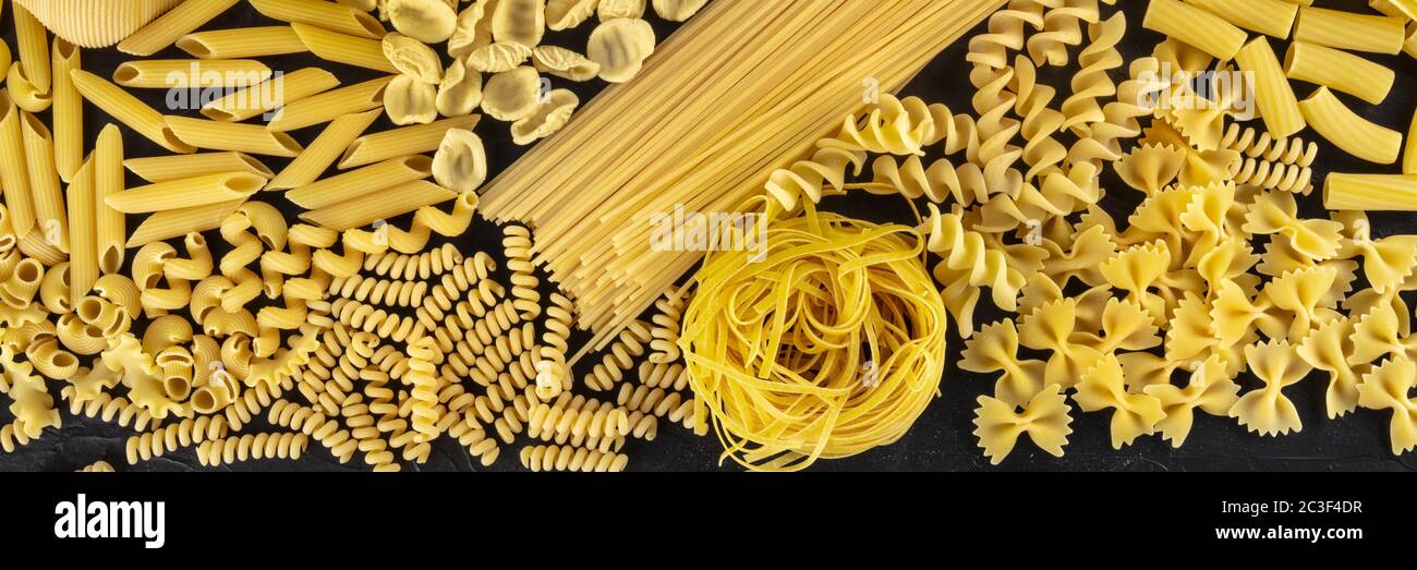 Variété de pâtes, une texture plate panoramique de plusieurs sortes de ...