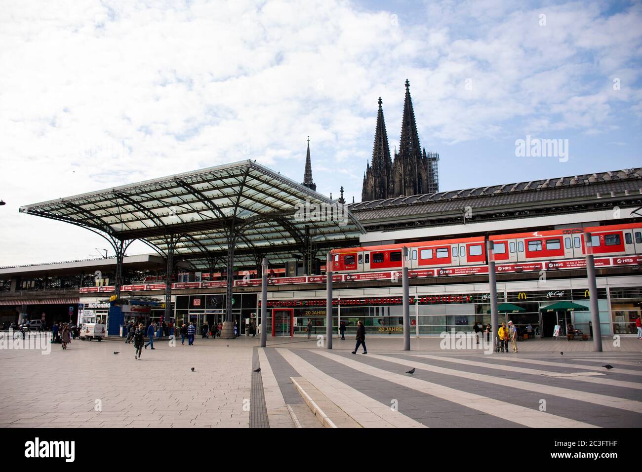 Paysage urbain et les voyageurs allemands et étrangers se promènent devant la gare centrale de ...