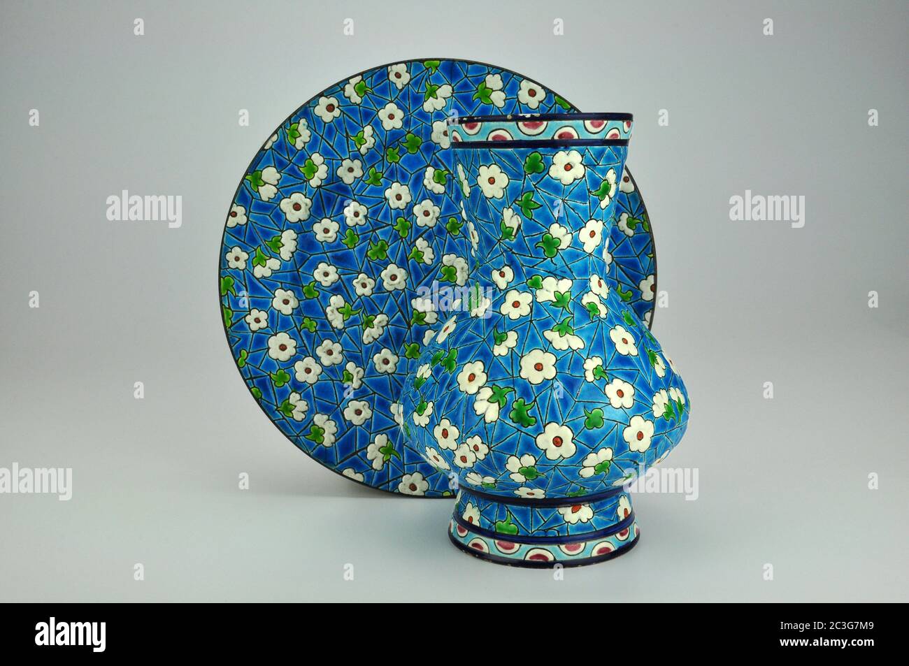 Plaque et vase émaillés de faïence de Longwy. Exemples du XIXe siècle d ...