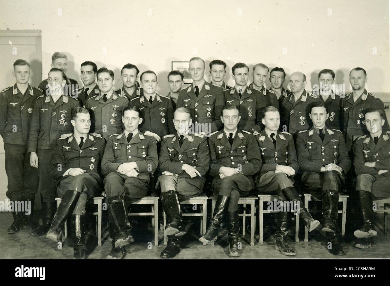 WW2 - soldats allemands de la Luftwaffe et fonctionnaires allemands ...