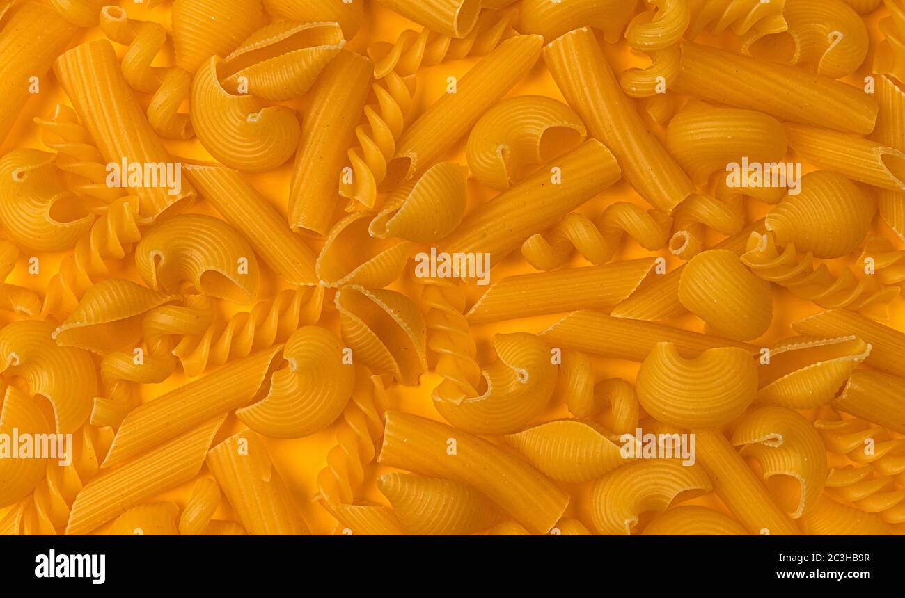 Modèle de pâtes italiennes, différents types de pâtes sur fond jaune ...
