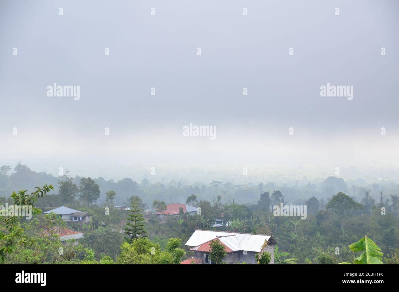 Village brumeux Banque de photographies et d’images à haute résolution ...
