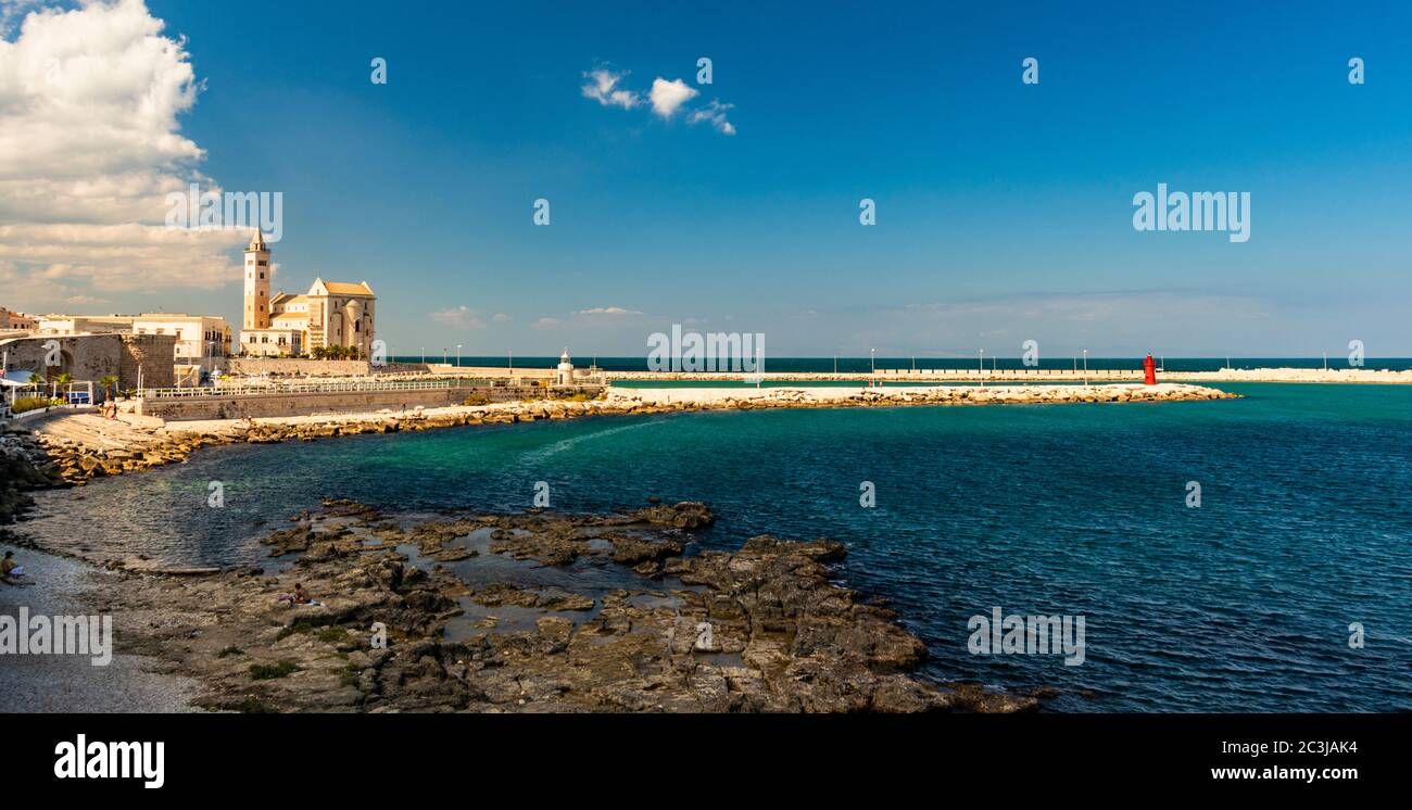 La magnifique basilique romane de la cathédrale de San Nicola ...