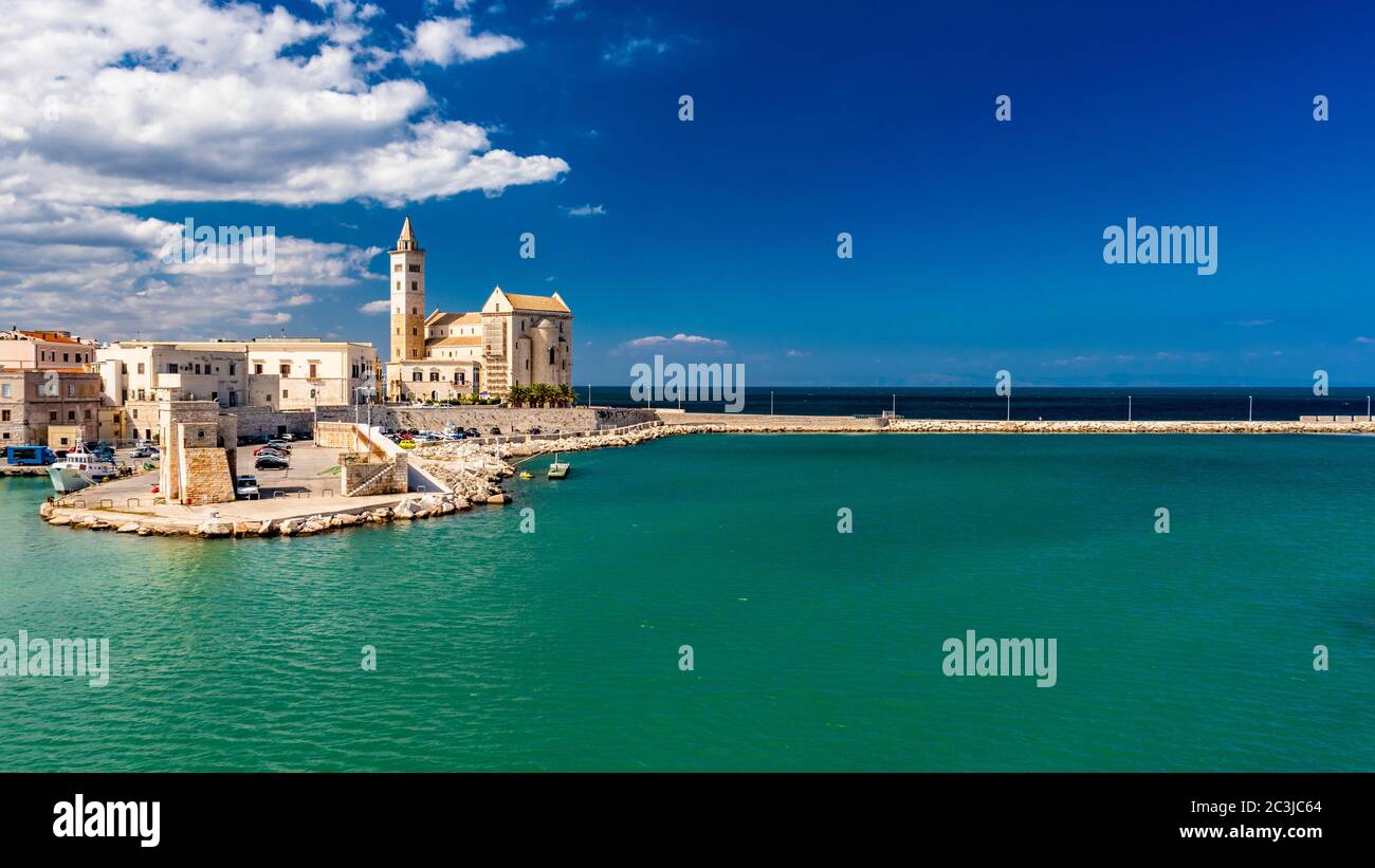 La magnifique basilique romane de la cathédrale de San Nicola ...