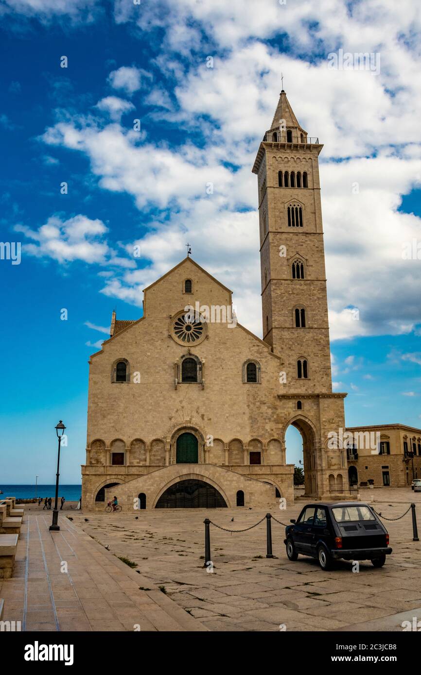 La magnifique basilique romane de la cathédrale de San Nicola ...