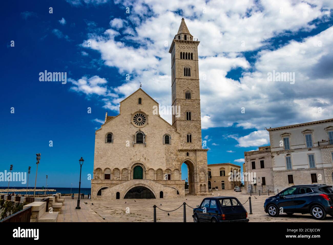 La magnifique basilique romane de la cathédrale de San Nicola ...