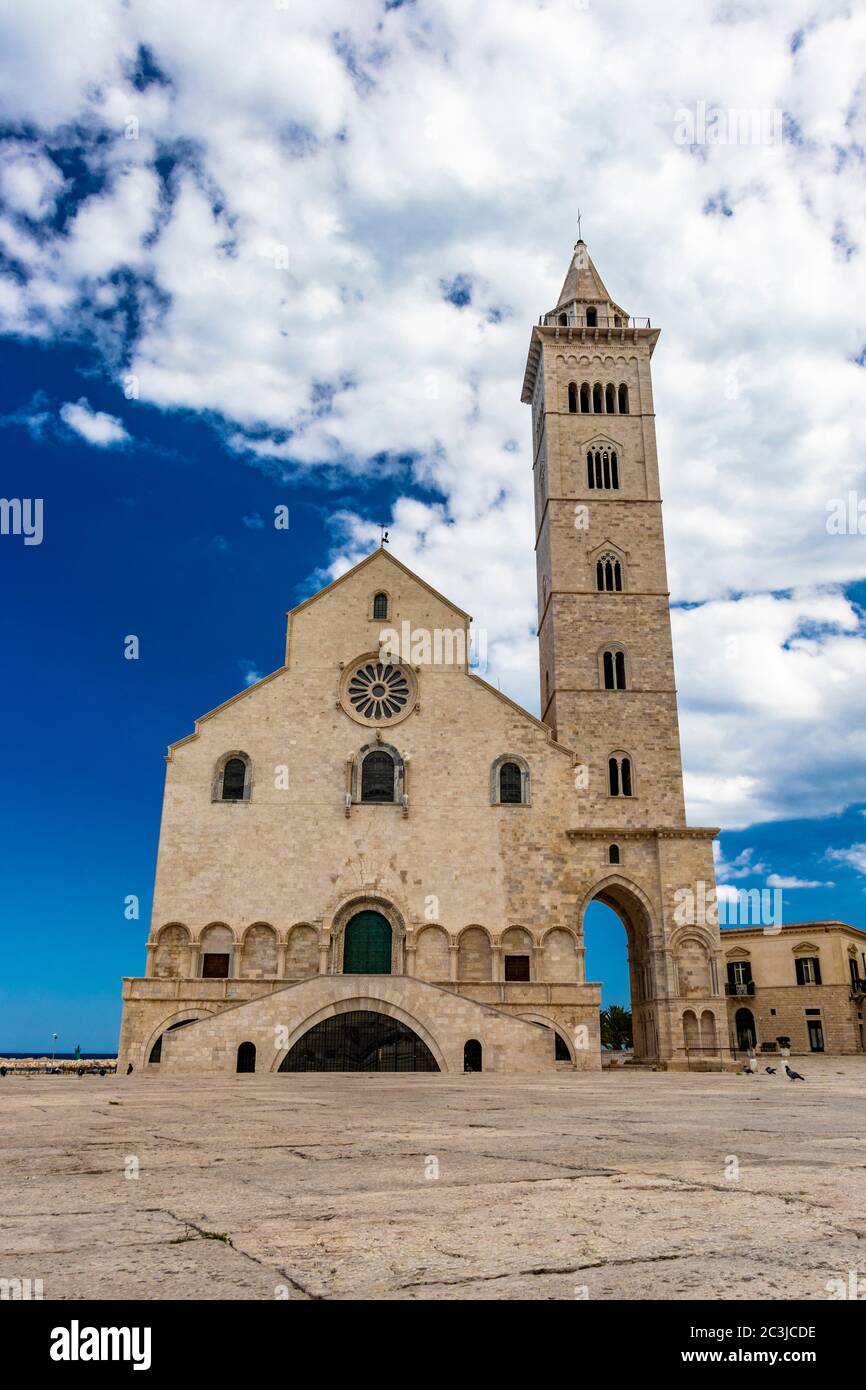 La magnifique basilique romane de la cathédrale de San Nicola ...