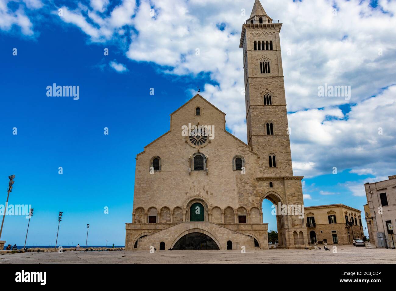 La magnifique basilique romane de la cathédrale de San Nicola ...