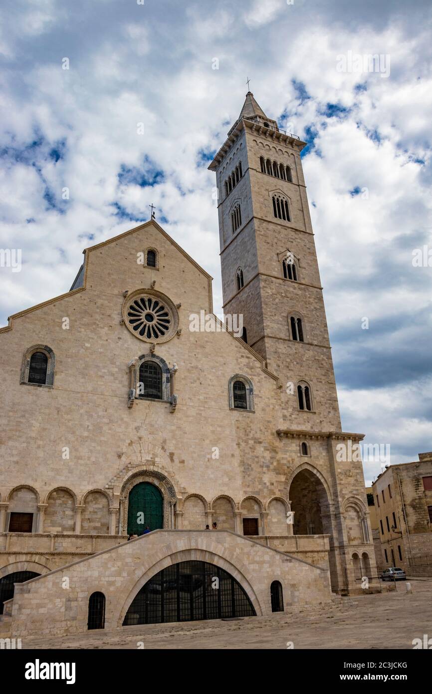 La magnifique basilique romane de la cathédrale de San Nicola ...