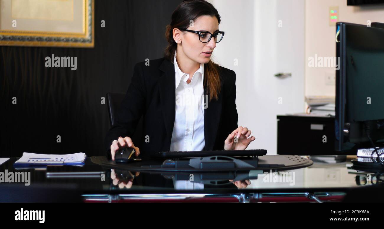 Secretaire au travail Banque de photographies et d’images à haute ...