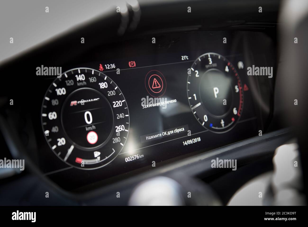 Moscou. Automne 2018. Le Land Rover Range Rover Velar en noir, compact ...