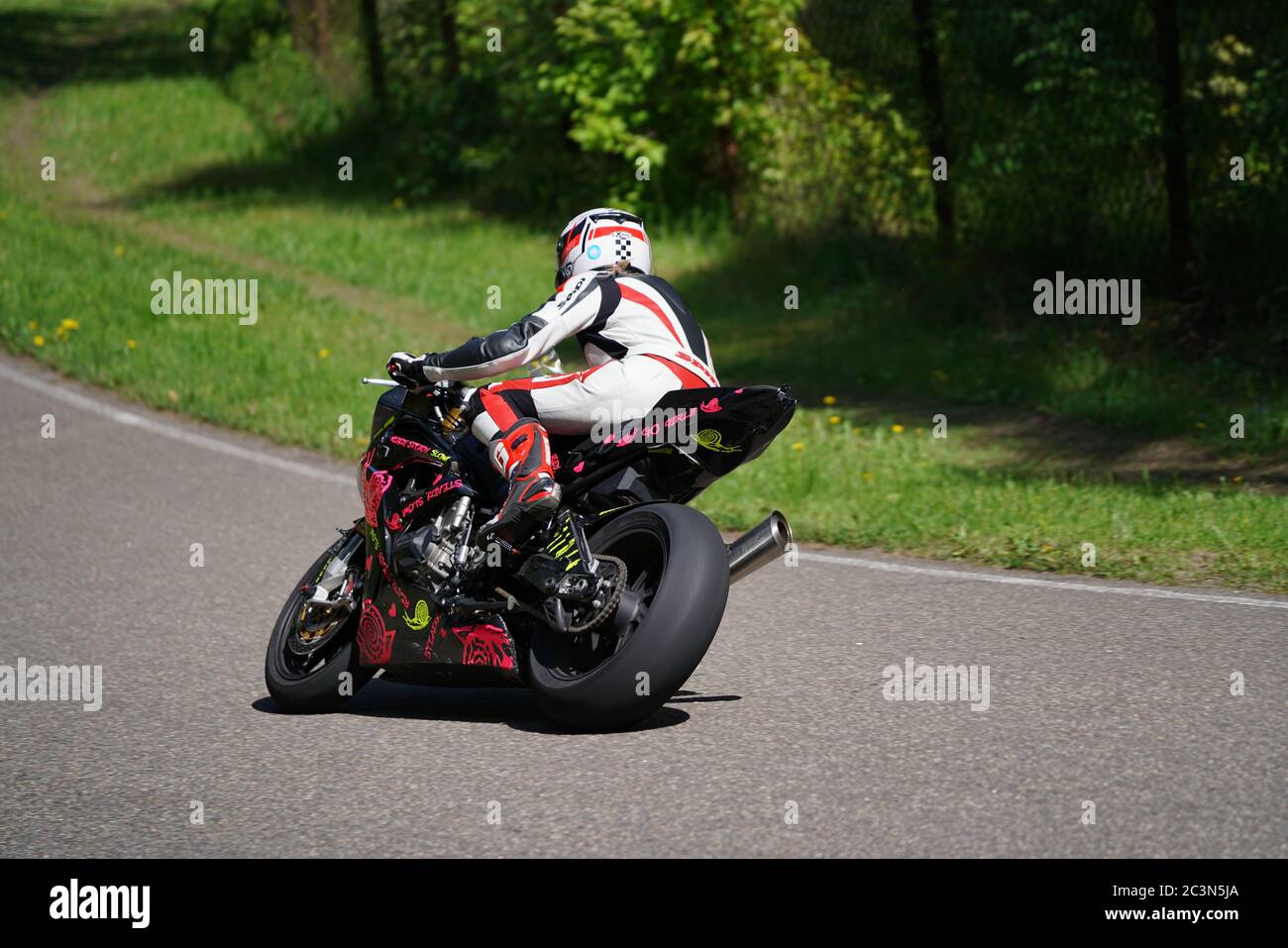 11-05-2020 Riga, Lettonie motocycliste à vélo de sport sur route ...