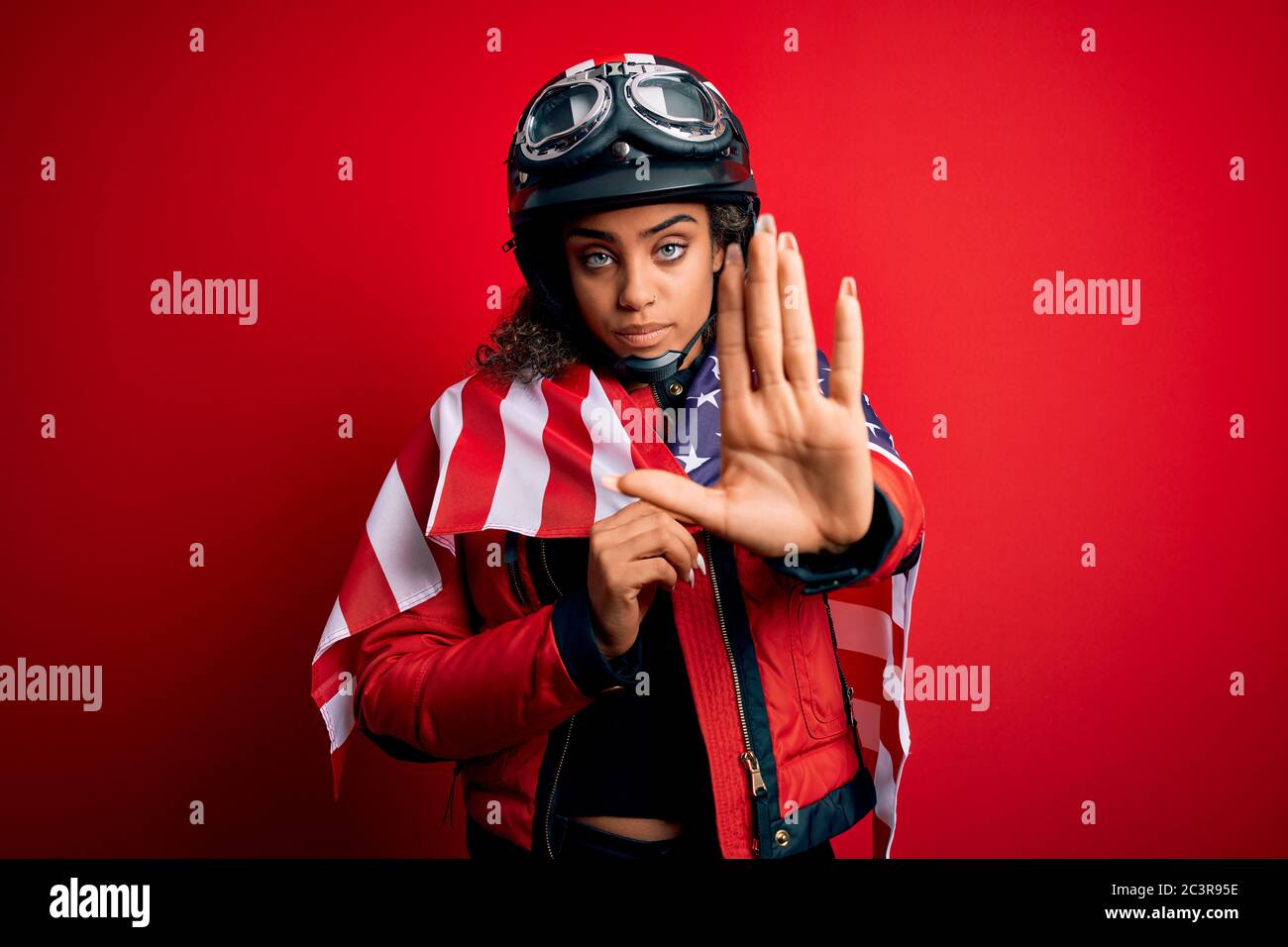 Une jeune fille afro-américaine patriotique et motard porte un casque ...