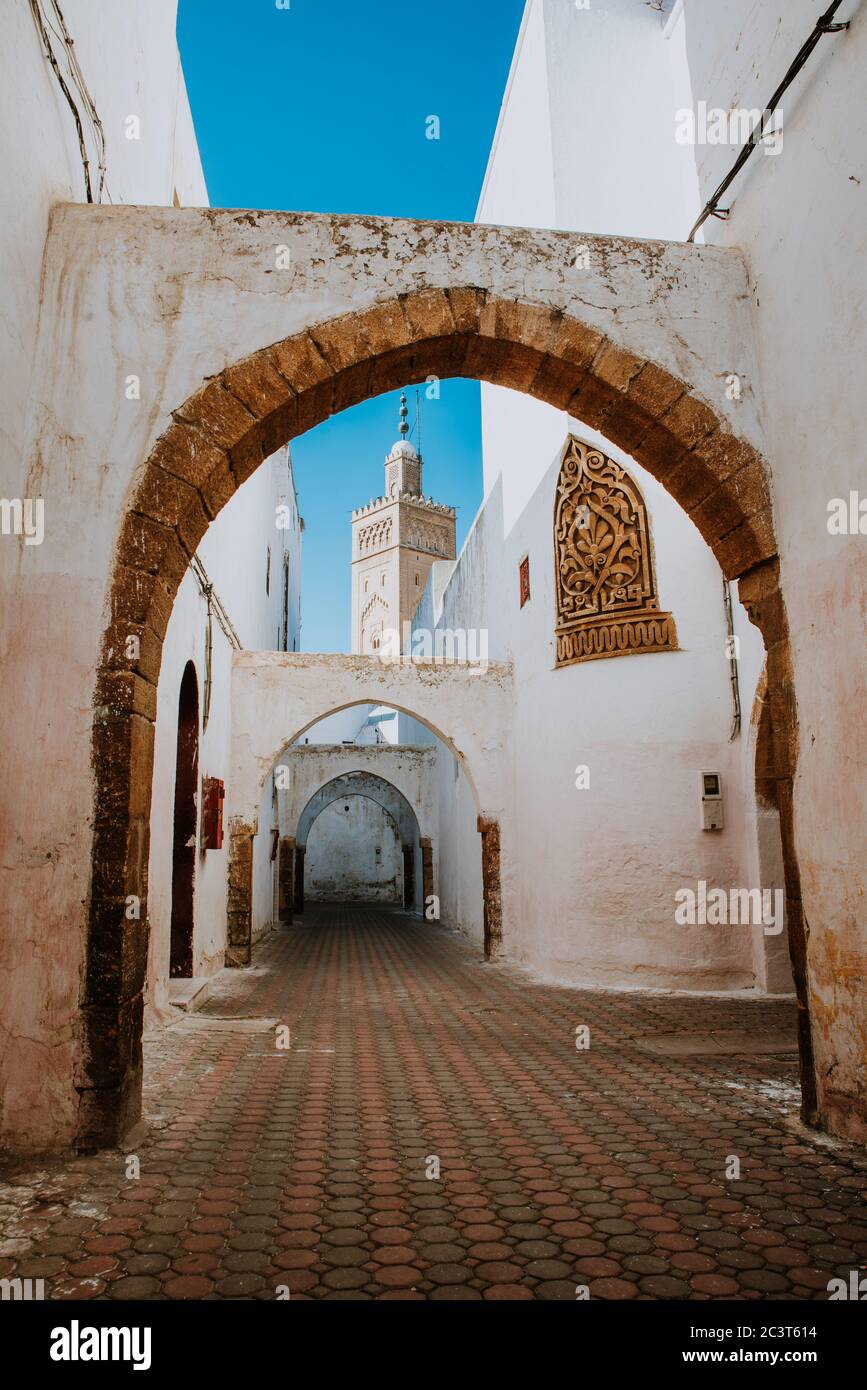 Rue typique de la médina de Casablanca au Maroc. Arrière-plan de la ...