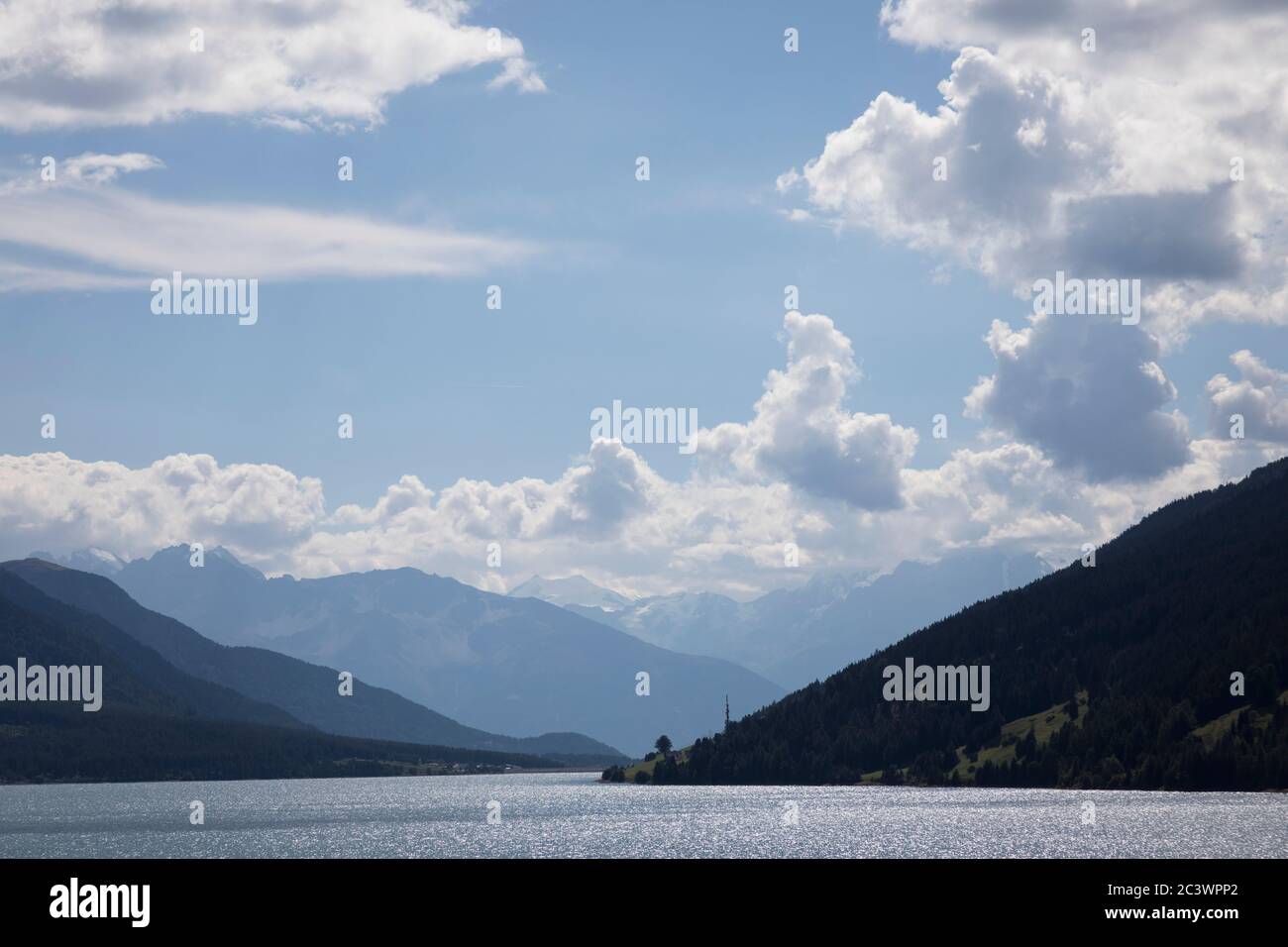 Lago di resia Banque de photographies et d’images à haute résolution ...