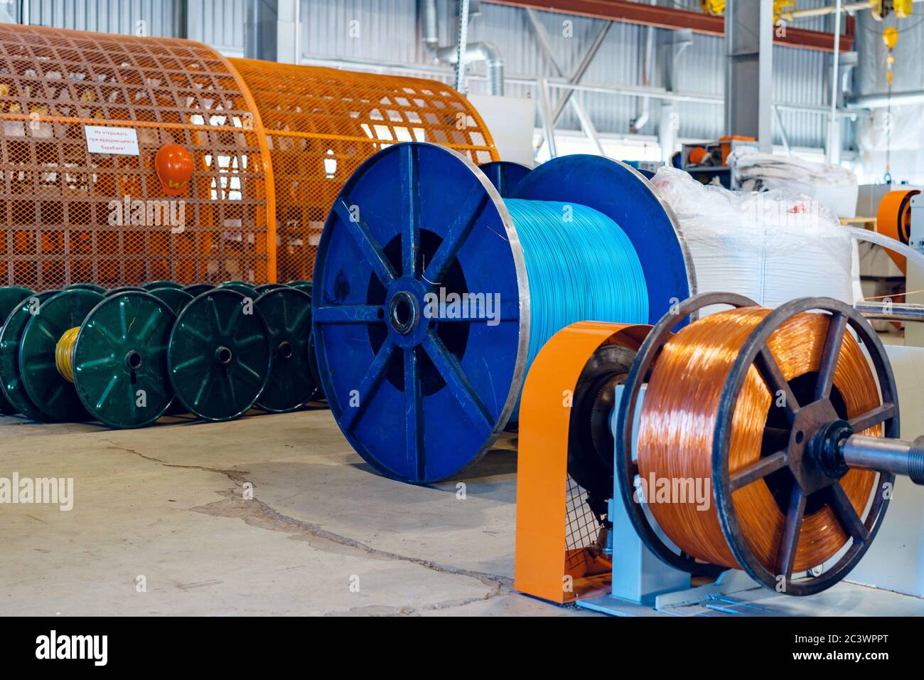 À l'intérieur du nouveau câble électrique de fabrication en usine ...