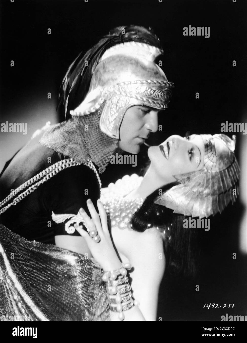 Cleopatra 1934 cecil demille claudette Banque de photographies et d’images à haute résolution ...