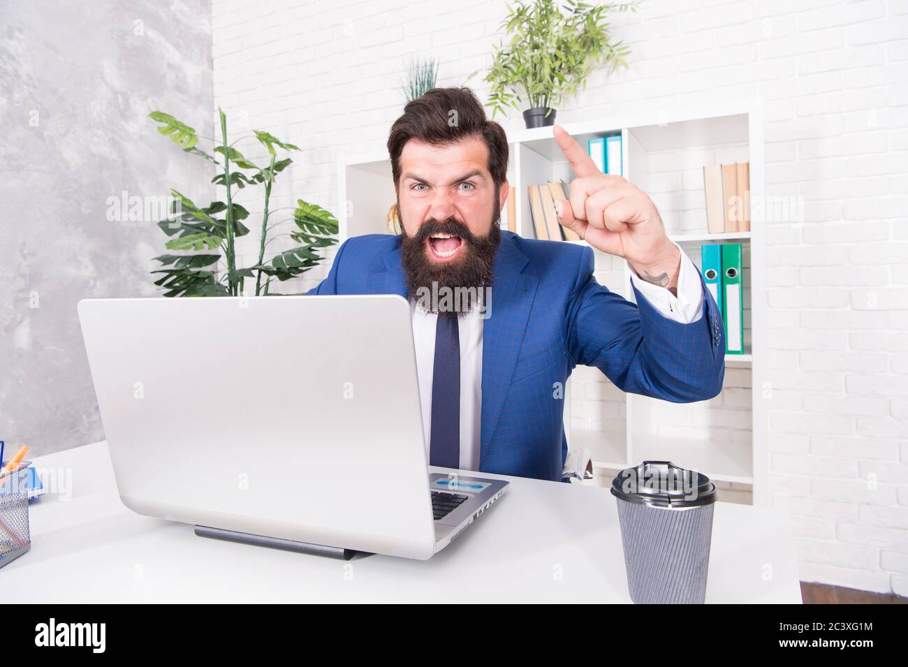 Je vous montre qui est le patron ici. Un patron en colère cria au ...