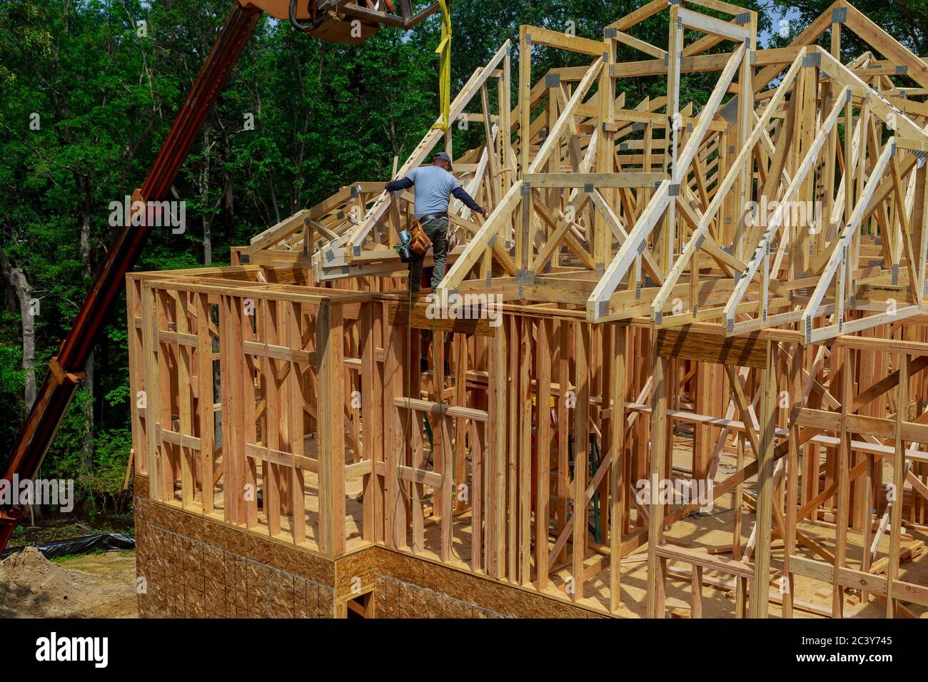 Poutre de charpente sur une nouvelle maison en construction poutre de ...