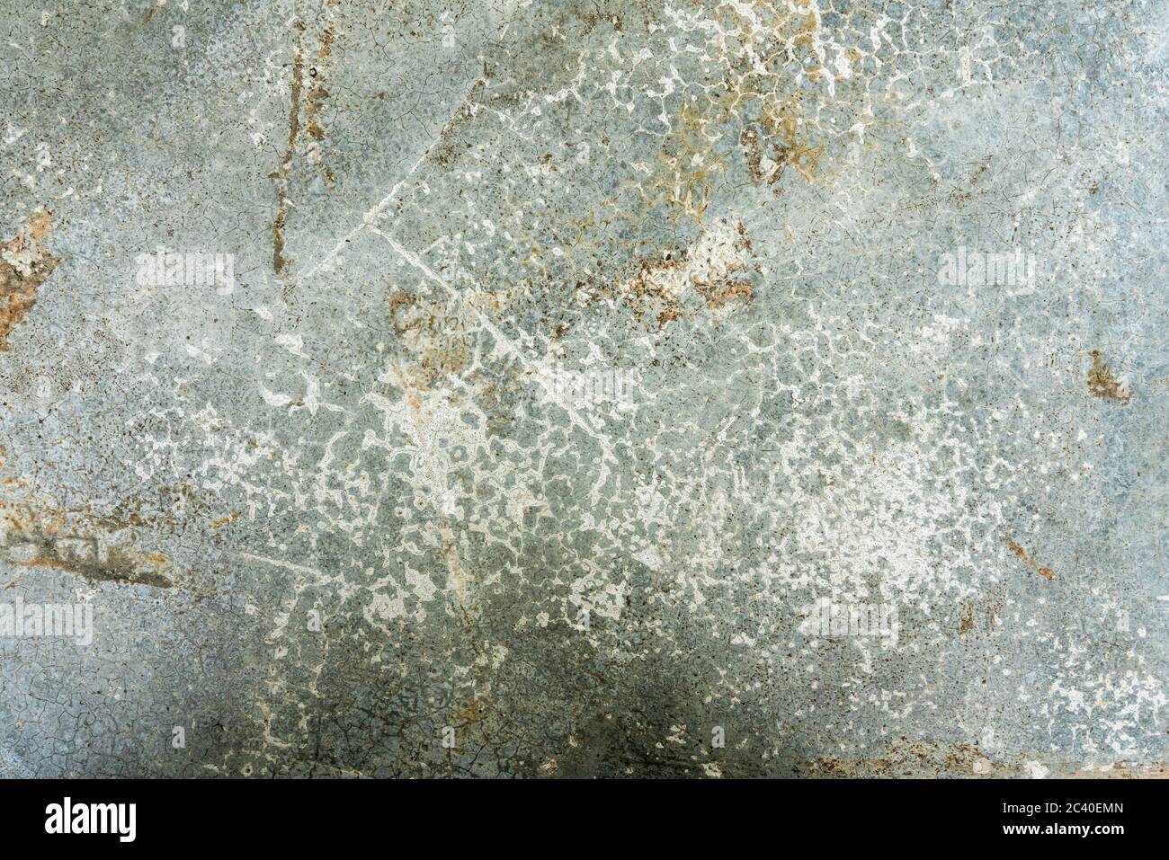 Fond texturé verdâtre et vieux mur de béton, un fragment. Fissures et ...