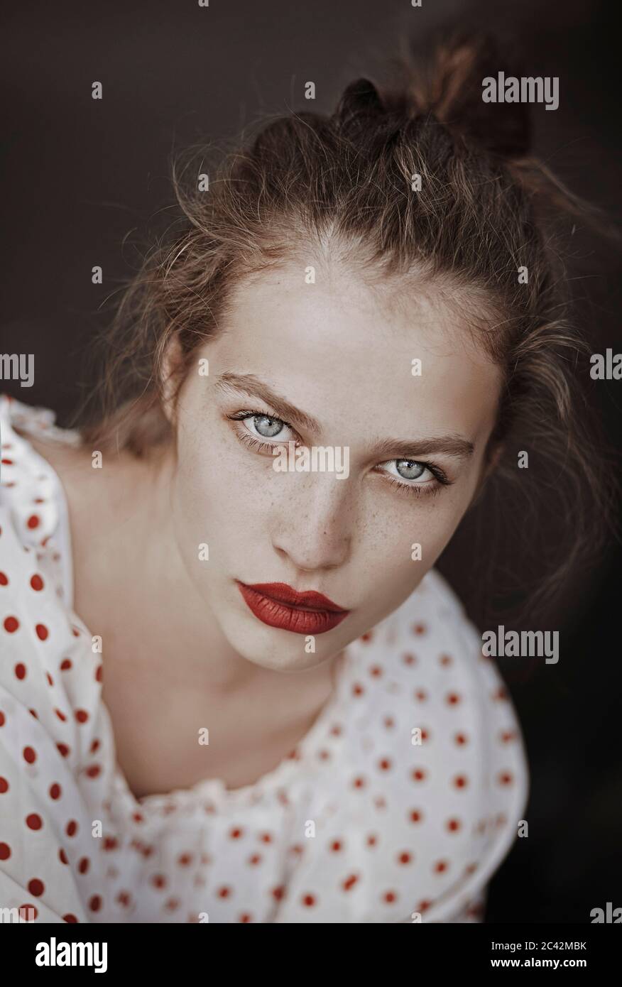 Woman red head blue eyes freckles Banque de photographies et d’images à ...