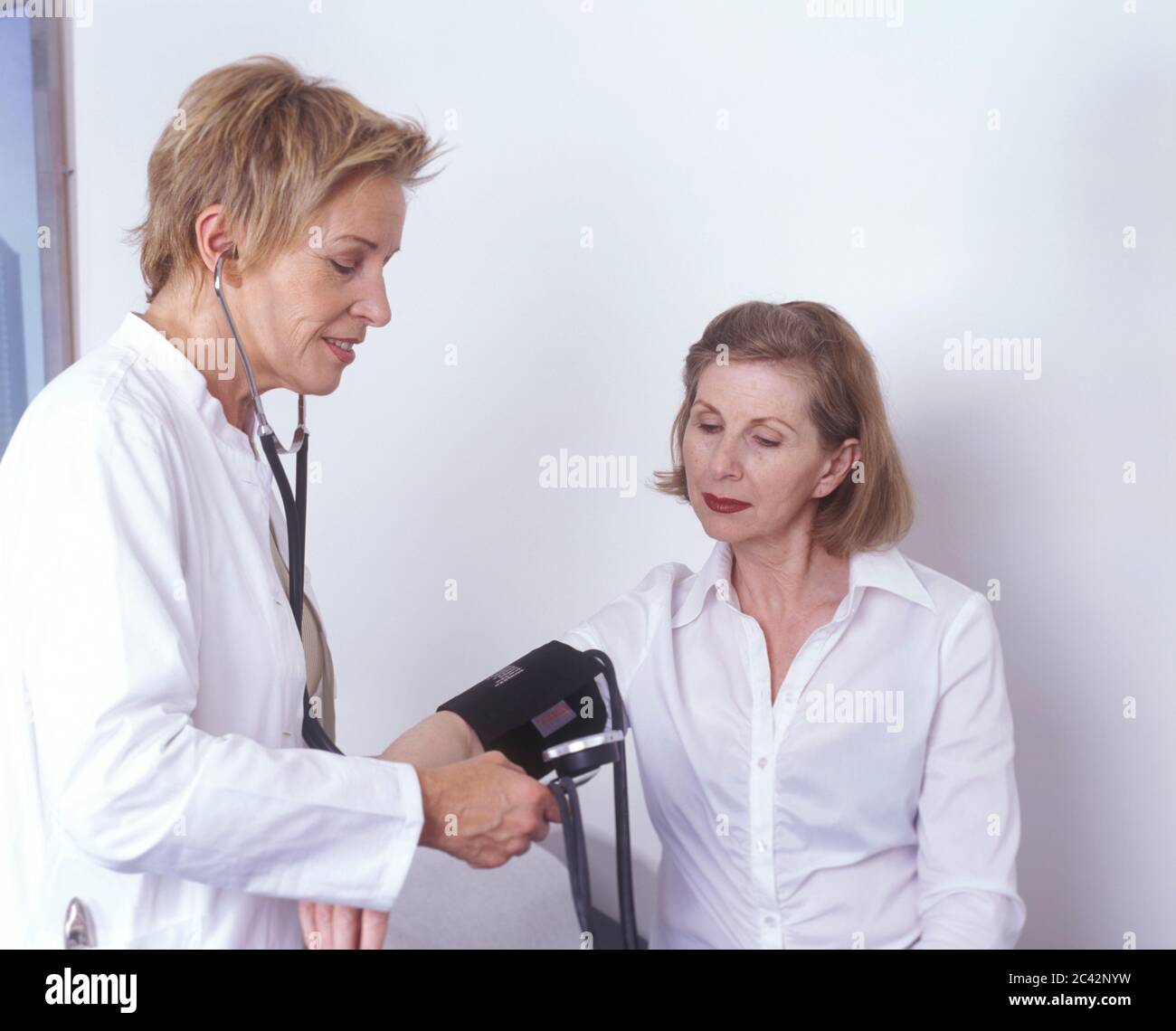 Le médecin mesure la tension artérielle d'un patient - examen - visite ...