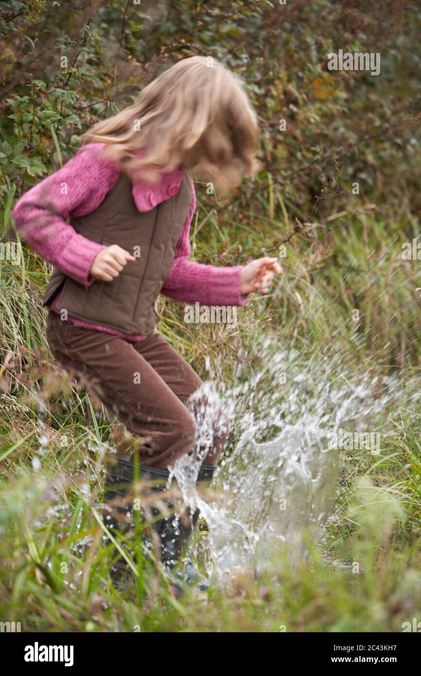 Fille saute Banque de photographies et d’images à haute résolution - Alamy