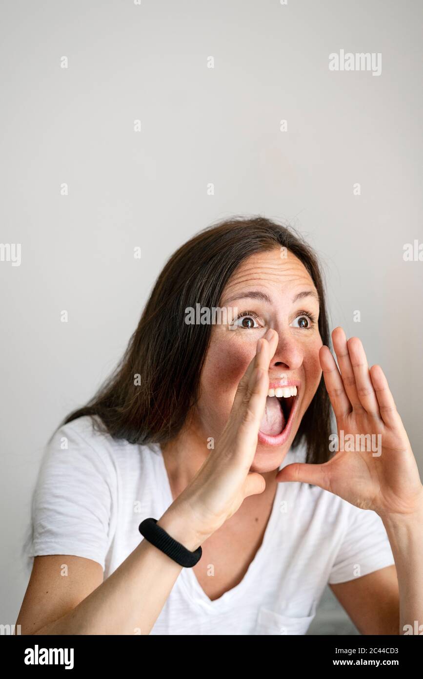 Woman shouting Banque de photographies et d’images à haute résolution ...
