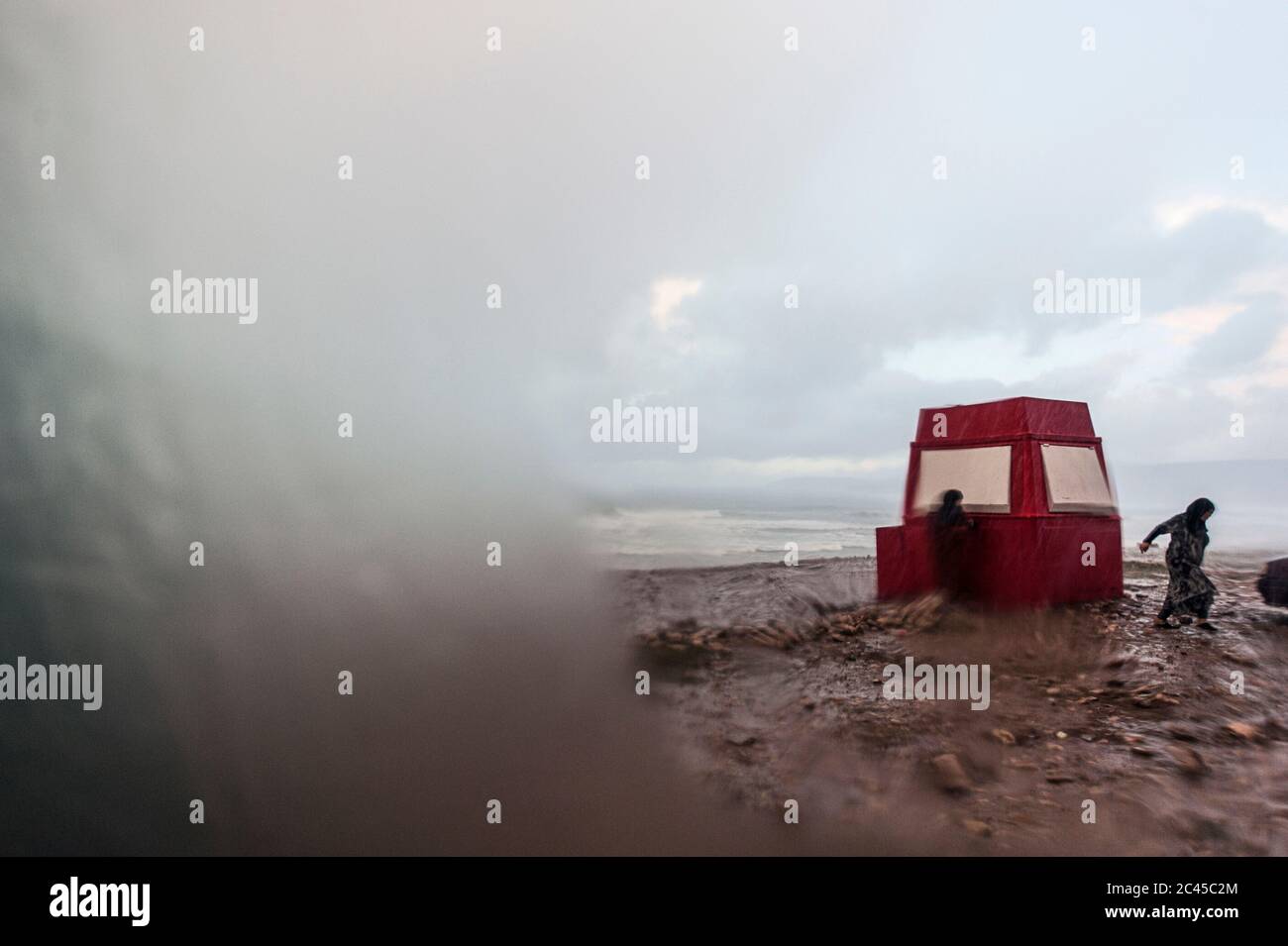 Pluie sur la plage Banque de photographies et d’images à haute ...