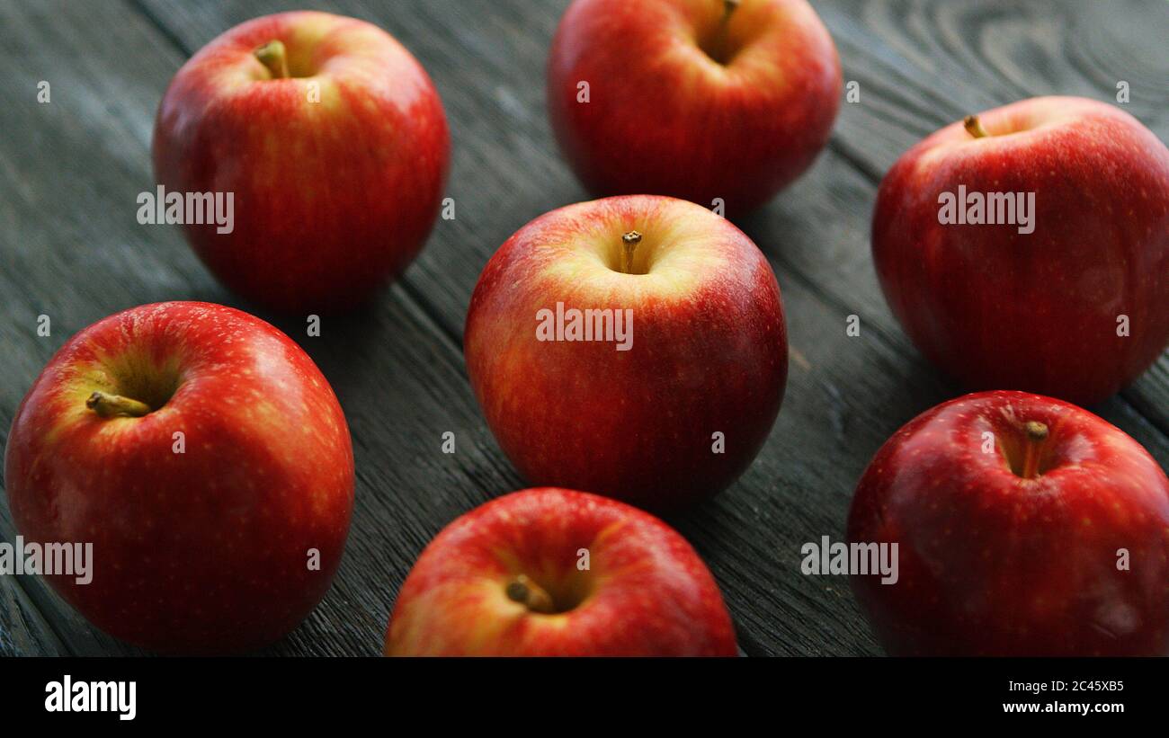 Pommes sur table Banque de photographies et d’images à haute résolution ...