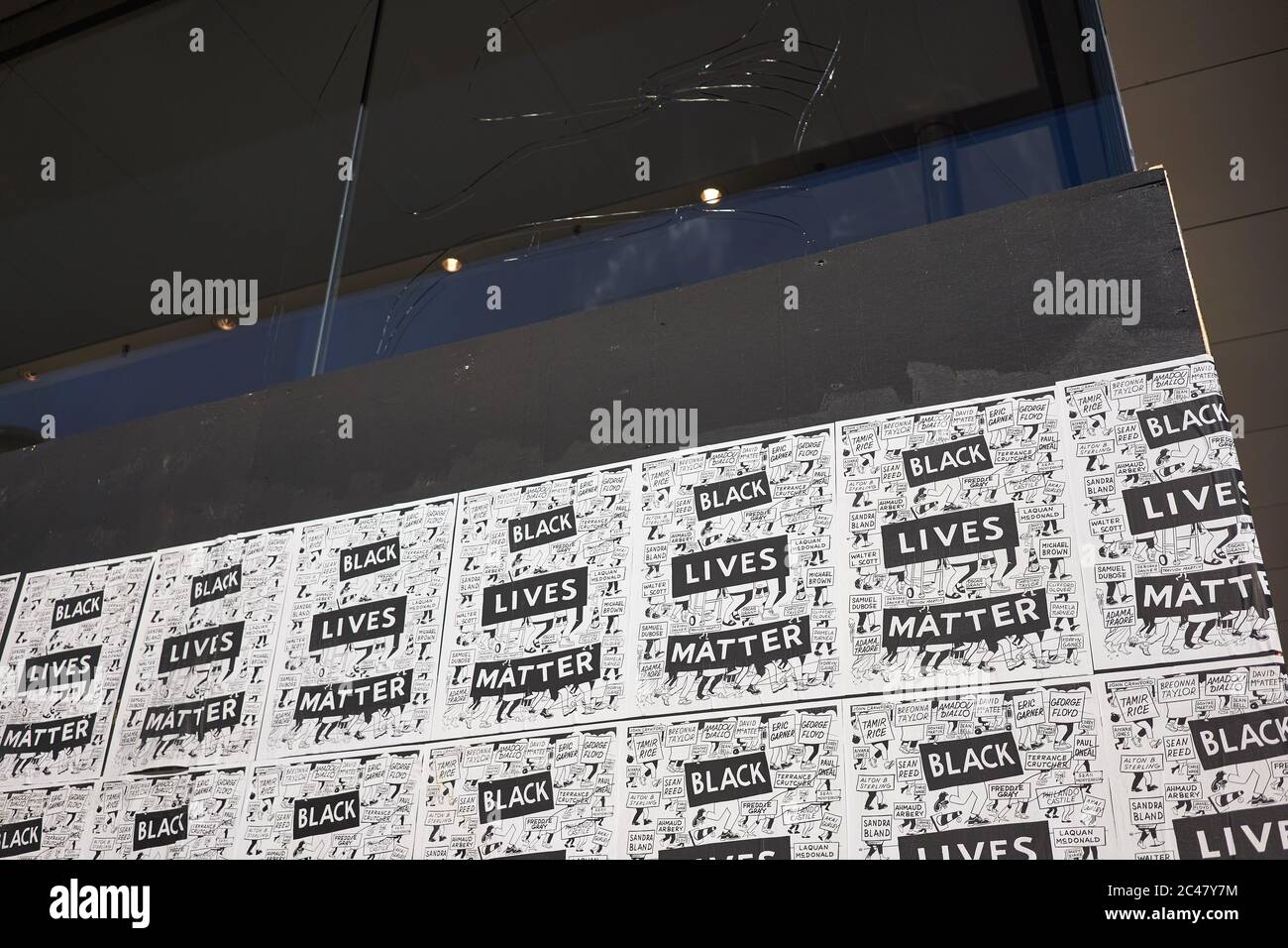 Affiches BLM sur le contreplaqué à l'Apple Store embarqué dans Pioneer ...