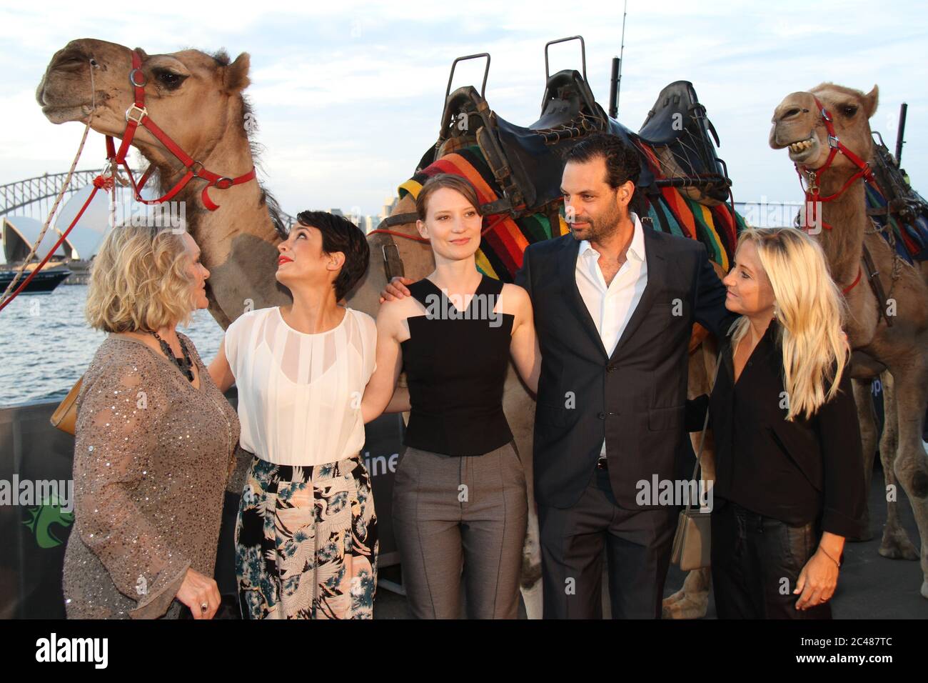 L-R: Auteur Robyn Davidson, actrice Jessica Tovey, actrice Mia ...