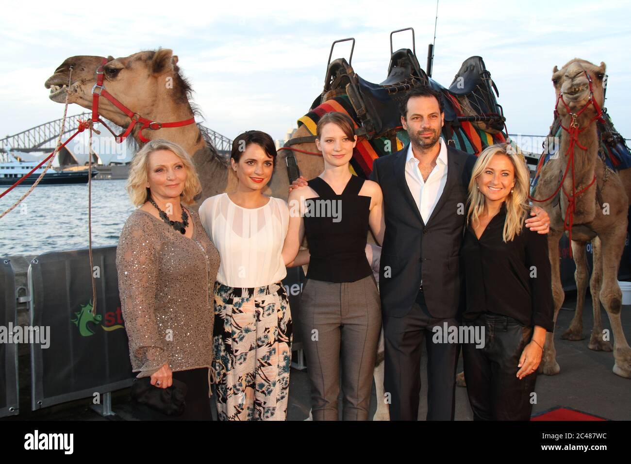 L-R: Auteur Robyn Davidson, actrice Jessica Tovey, actrice Mia ...