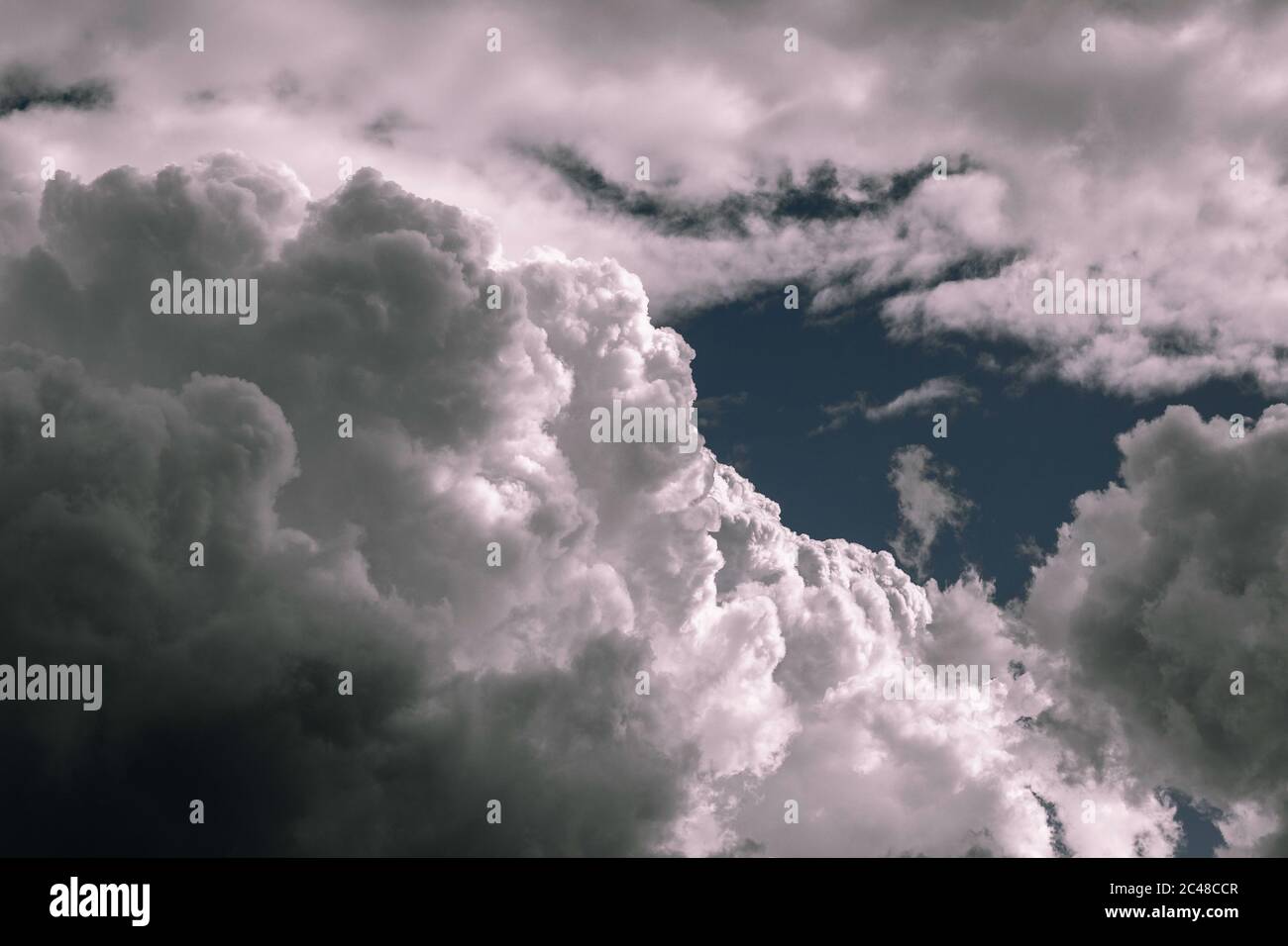 Cumulonimbus cloud and rain Banque de photographies et d’images à haute ...
