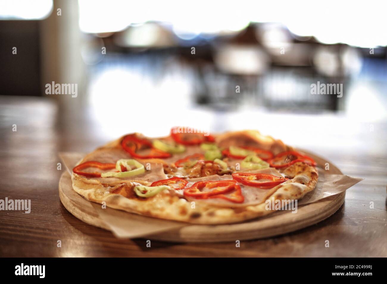 Pizza sur table en bois. Pour un restaurant de restauration rapide ou ...