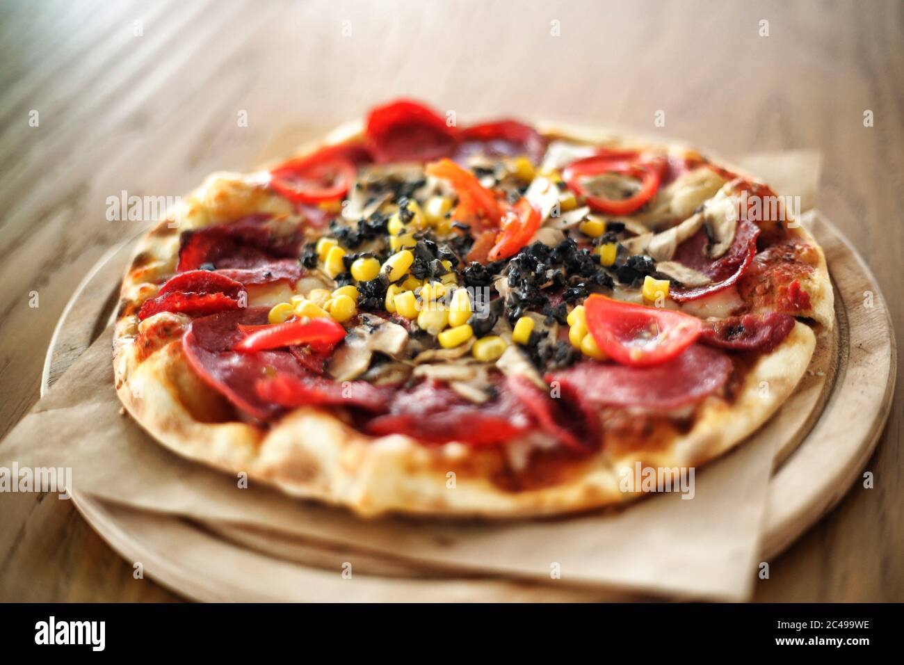 Pizza sur table en bois. Pour un restaurant de restauration rapide ou ...