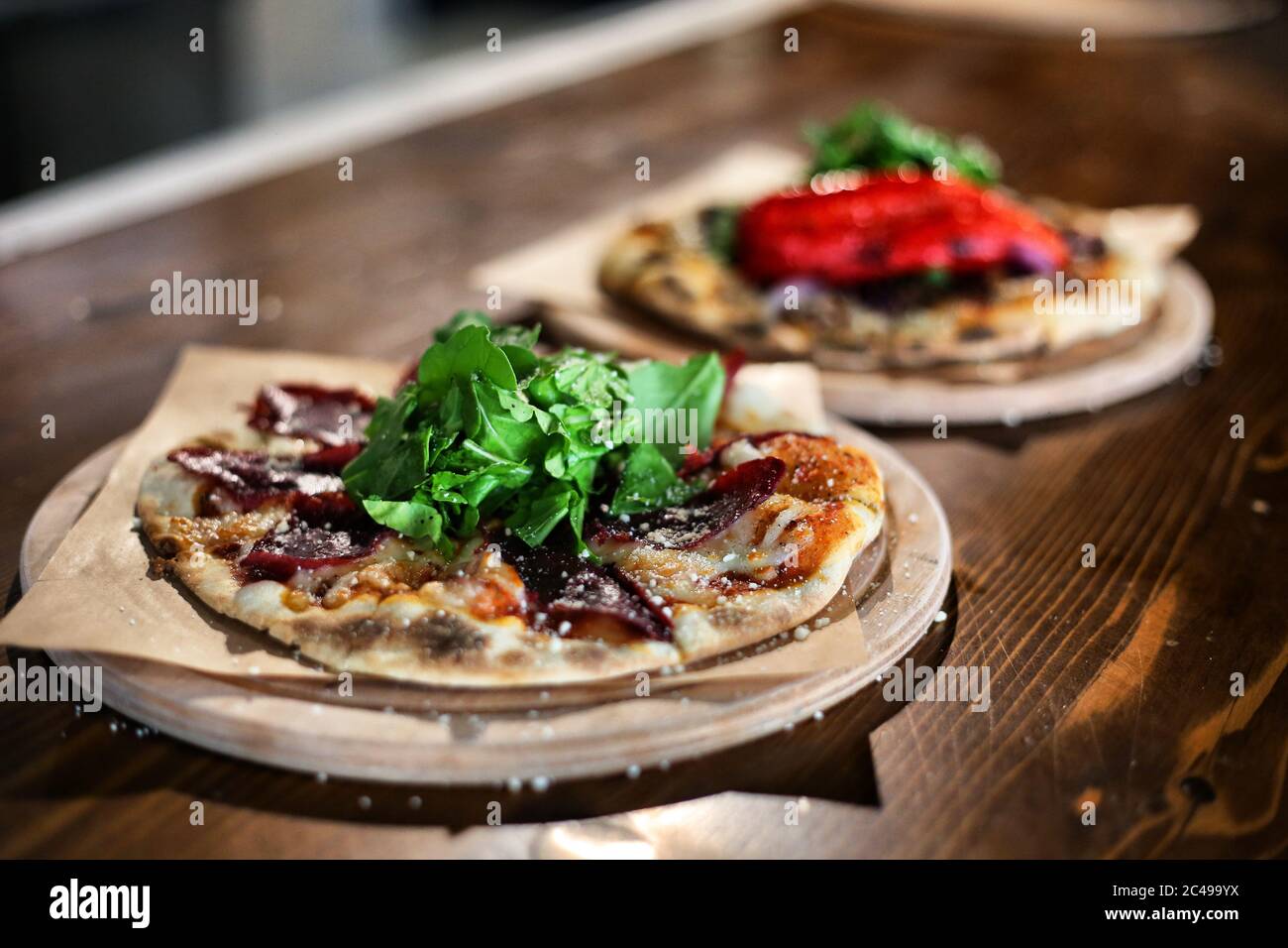 Pizza sur table en bois. Pour un restaurant de restauration rapide ou ...