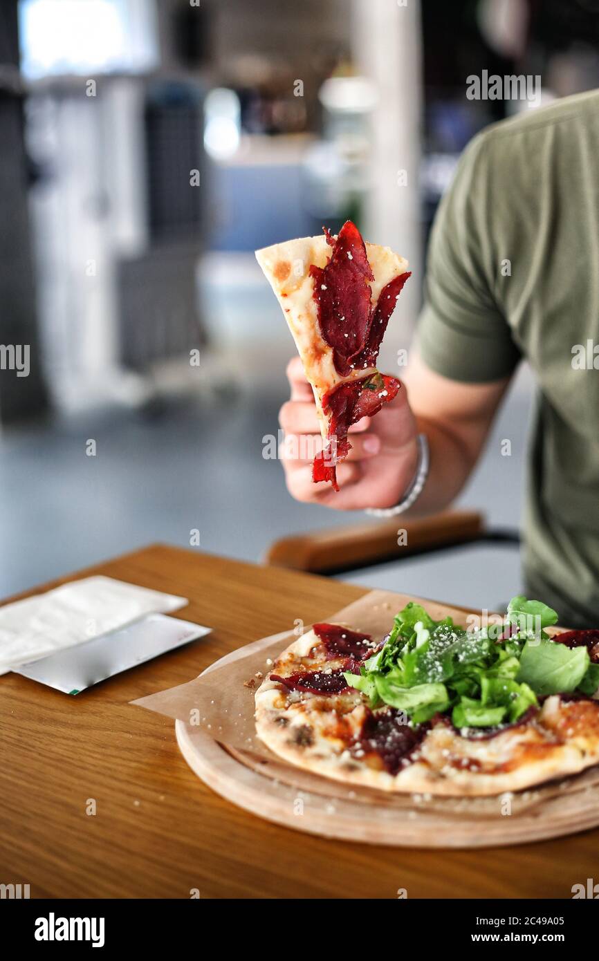 Pizza sur table en bois. Pour un restaurant de restauration rapide ou ...