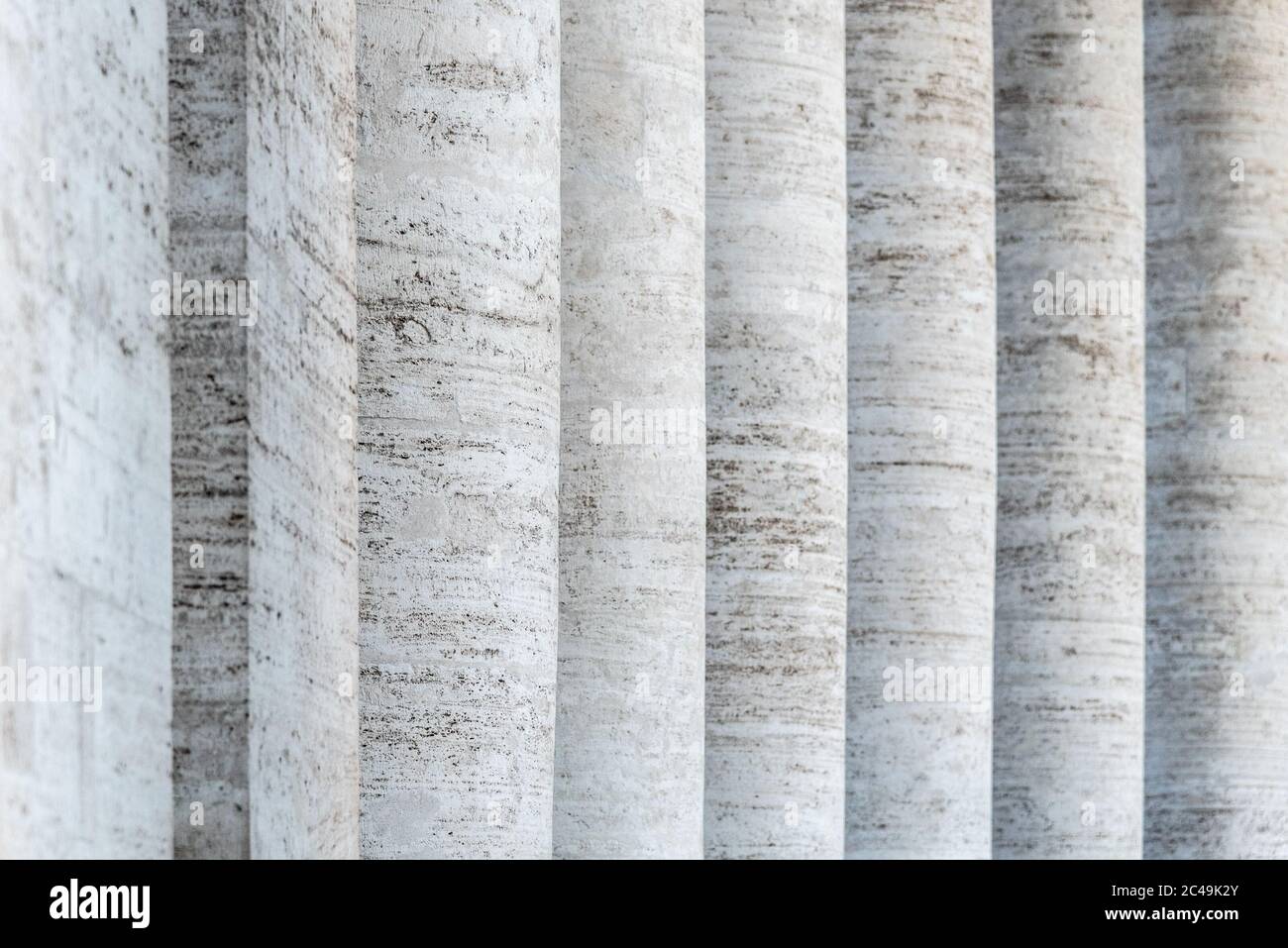 Rangée de colonnes blanches en travertin. Colonnade de la place Saint ...