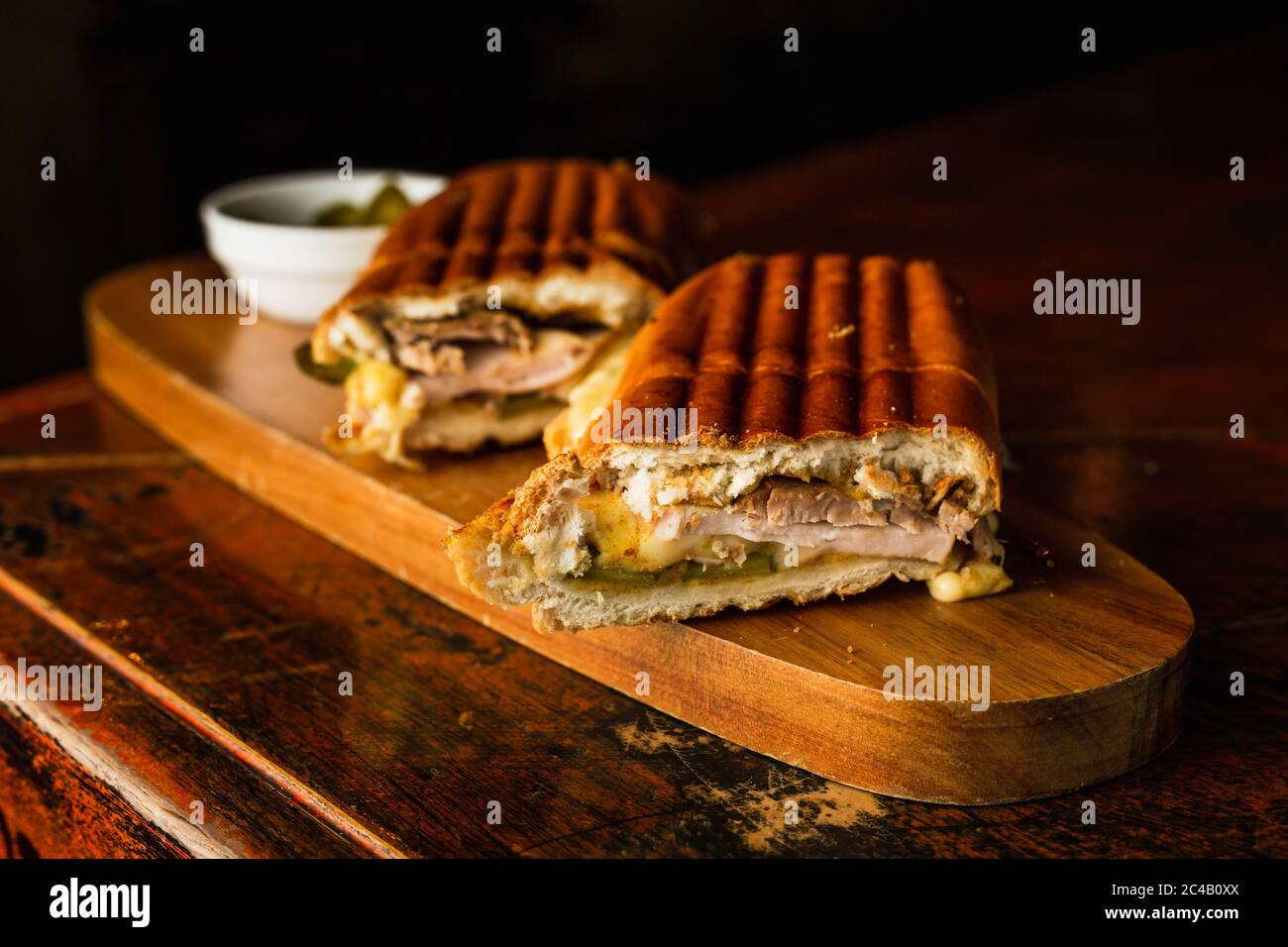 Sandwich traditionnel cubain au fromage, au jambon et au porc frit ...