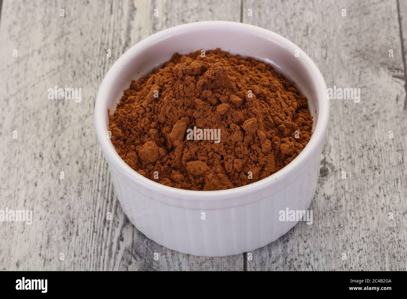 Le cacao en poudre dans le bol - prête pour la cuisson Photo Stock - Alamy