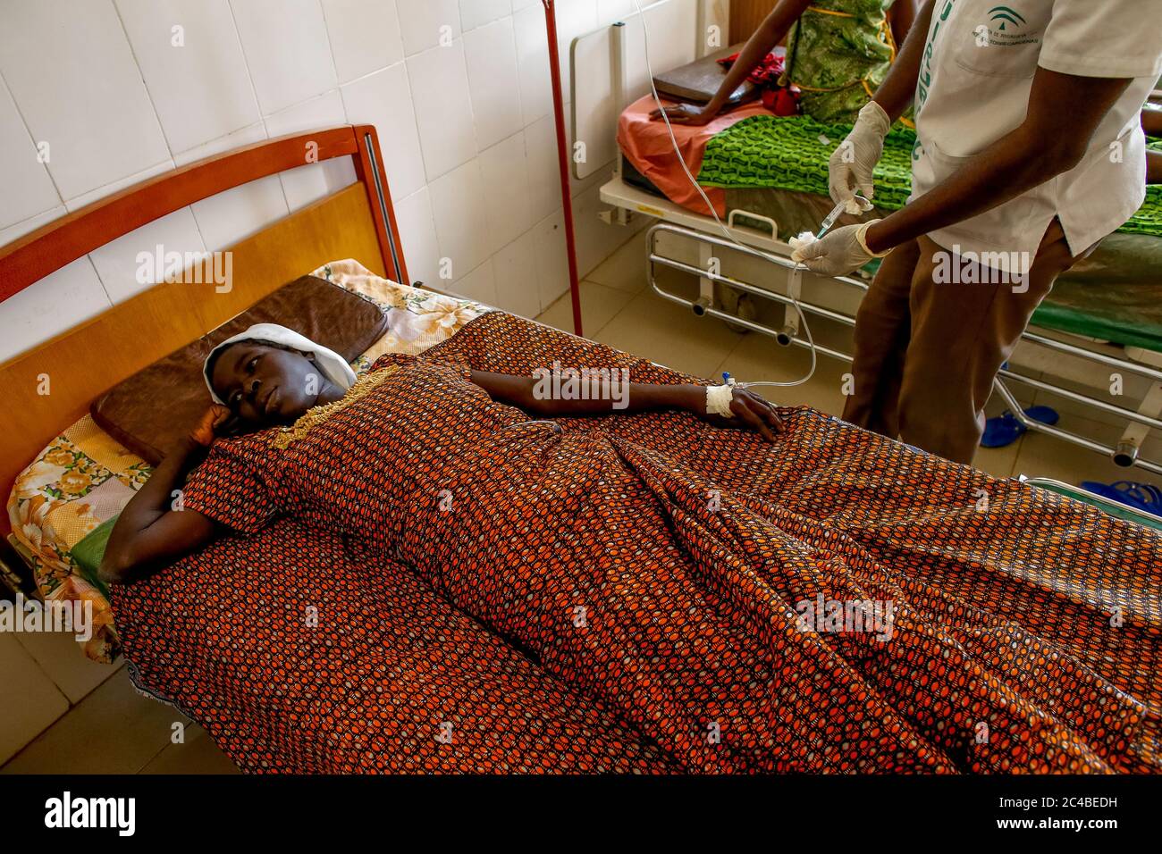 Homme malade pose dans un lit hopital Banque de photographies et d ...