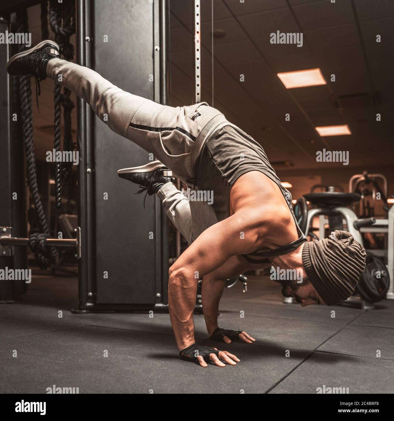Un sportif barbu dans la salle de gym fait des exercices de yoga ...
