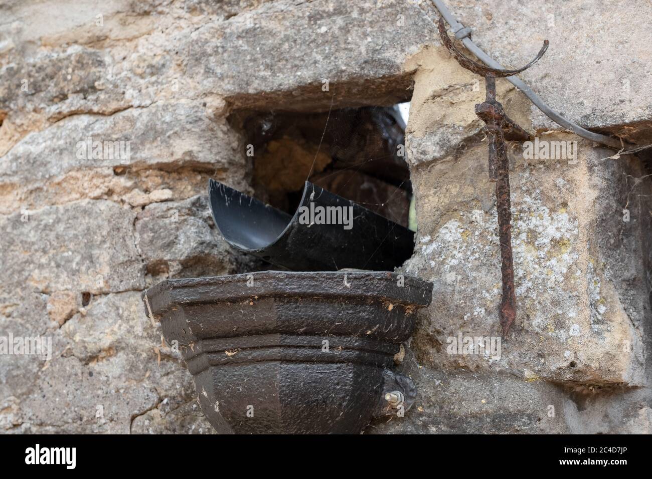 Mur De Pierre Avec Tuyau De Drainage Banque d'image et photos - Alamy