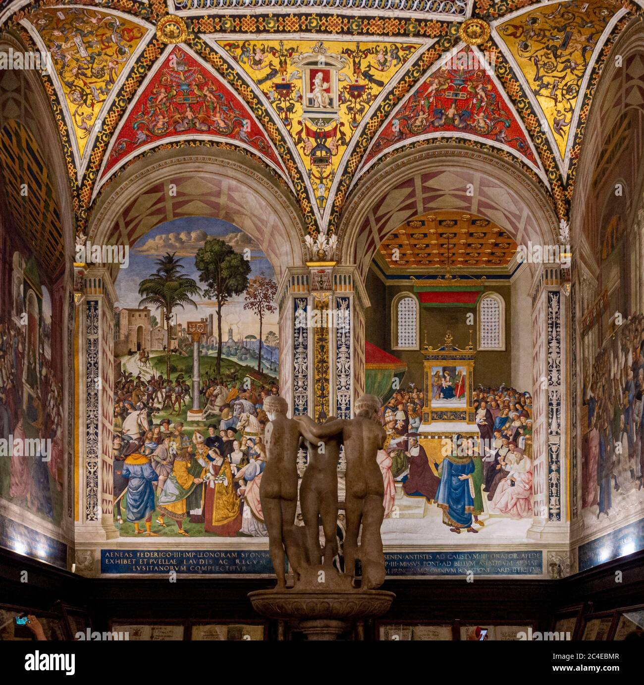 Statue des trois Grâces dans la bibliothèque Piccolomini, cathédrale de ...