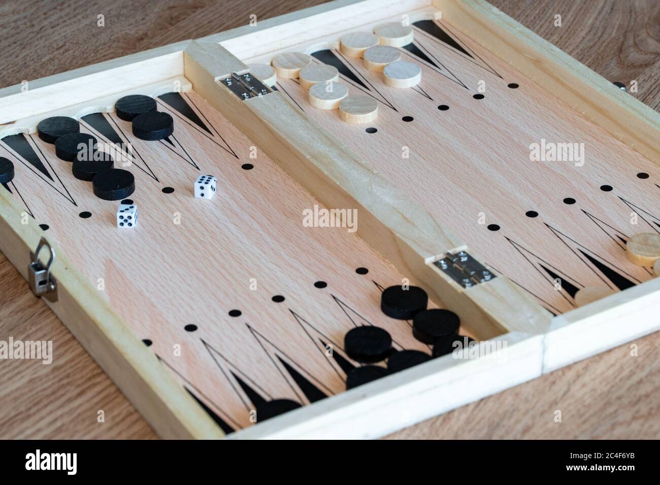 Jeu de plateau de backgammon Banque de photographies et d’images à haute résolution - Alamy