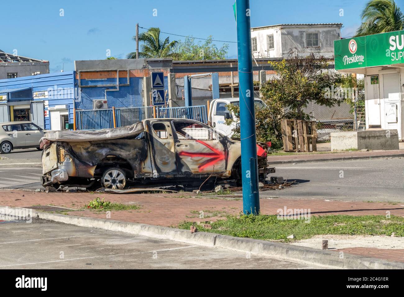 Les manifestants brûlent des véhicules pour bloquer la route principale ...