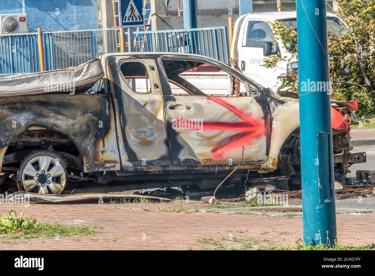 Les manifestants brûlent des véhicules pour bloquer la route principale ...